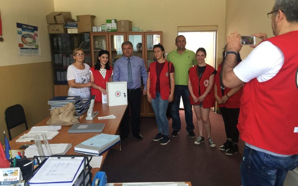 Pesëmbëdhjetë shkolla të Ferizajt pajisen me kuti të ndihmës së parë ... Pesëmbëdhjetë shkolla të Ferizajt pajisen me kuti të ndihmës së parë ...
